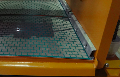 Shaker screen installation way for different shale shakers